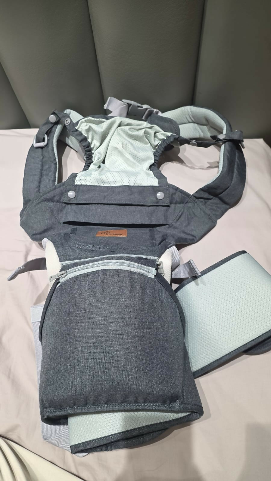 R FOR RABBIT Upsy Daisy Ergo 8-in-1 Hip Seat Baby Carrier